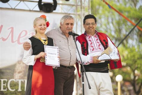 Над 300 танцьори се изявиха на Третия национален фолклорен фестивал „Хорцѐто на Дефилето“ в