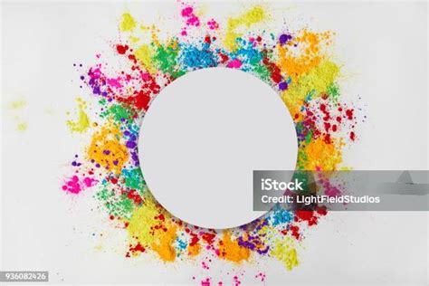 색상의 흰색 전통적인 인도 축제에 고립 된 다채로운 전통적인 분말의 원형 프레임 홀리에 대한 스톡 사진 및 기타 이미지 홀리