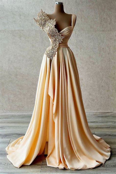 مدل لباس مجلسی دنباله دار؛ به روز ترین مدل های لباس مجلسی را اینجا ببینید