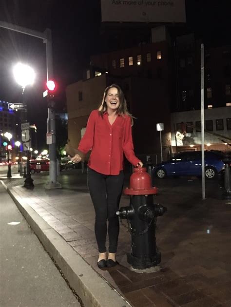 Девушка оделась как пожарный гидрант Пикабу