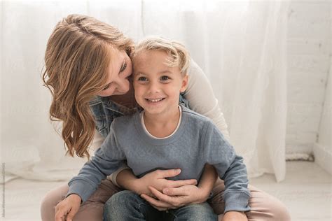 «a Mother Kissing Her Son De Stocksy Colaborador Alison Winterroth Stocksy