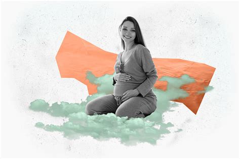 복합 경향 삽화 스케치 이미지 사진 콜라주 젊은 아가씨 어머니 엄마 손 잡다 복부 배 앉다 구름 하늘 편하게 하다 이모티콘 미소 30 34세에 대한 스톡 사진 및 기타