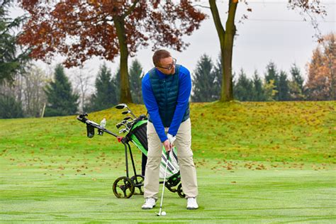 젖은 잔디와 겨울에 골프 코스에 골퍼 골프 클럽으로 공을 타격 골프공에 대한 스톡 사진 및 기타 이미지 골프공 40 44세 Golf Tournament Istock