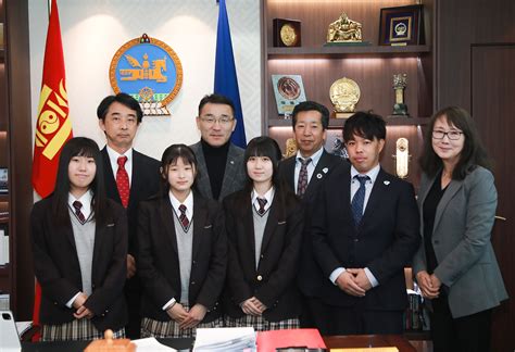 Хотын дарга Хигашикава хотын дэд дарга болон гэрэл зурагчидтай уулзлаа