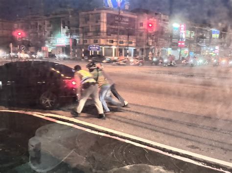 งานจราจร วันที่ 28 เม ย 68 เวลาประมาณ 19 30 น ขณะที่เจ้าหน้าที่ตำรวจ สภ ดอนหัวฬ่อ ปฏิบัติ