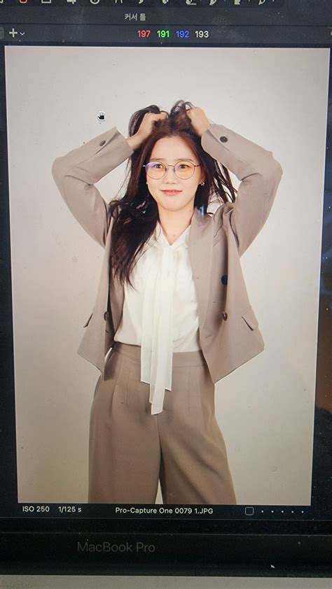Oh My Girl Community Posts 효정 누나 생일 축하해요🥳🥳 최근에 비긴어게인에서 노래 부른 거 봤는데 너무