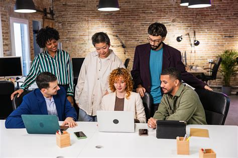 현대 사무실에서 노트북을 사용하여 프로젝트를 공동 작업하는 다민족 팀 20 29세에 대한 스톡 사진 및 기타 이미지 20 29세 계획 공동체 Istock