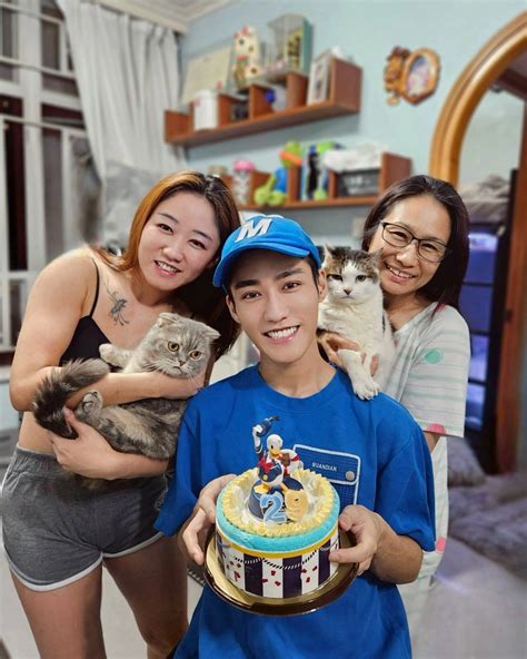 前j2主持文頌男舉行喪禮 胞姊送心形花牌致哀貼牽手黑白照以表思念 東張