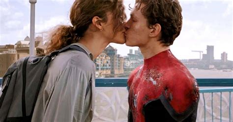 톰 홀랜드 젠데이아 톱스타 커플 전세계 영화팬이 깜짝 놀라며 열광할 소식 전했다