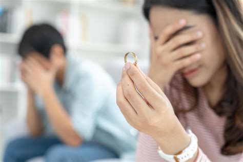 Divorcio La Mujer Quita El Anillo Casado Parejas Desesperadas Y