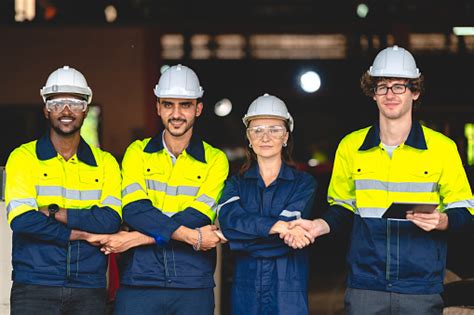 안전 헬멧 안전모를 착용한 전문 산업 엔지니어 및 공장 감독 작업자 팀 사람 비즈니스 건설 및 제조 기술 작업의 작업 현장에서