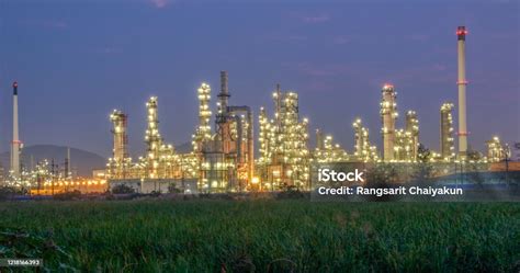 석유 및 가스 산업 지역 정유 장비 정유 공장의 산업 파이프 라인 닫기 대형 정유 공장의 밸브가있는 석유 파이프 라인의 세부 사항 탄자니아에 대한 스톡 사진 및 기타 이미지