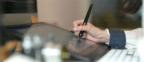 편안한 방에서 그래픽 태블릿으로 작업하는 여성 그래픽 디자이너의 자른 샷 사진 Unsplash의 사무실 이미지