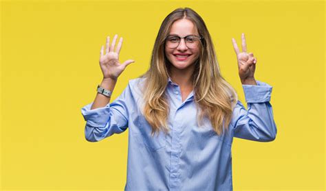 격리 된 배경에 보여주는 고 손가락으로 가리키는 젊은 아름 다운 금발 비즈니스 여자 입고 안경 자신감과 행복 미소 동안 7 번호 7에 대한 스톡 사진 및 기타 이미지