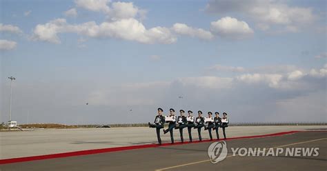 독립유공자 유해 운구하는 카자흐스탄 의장대