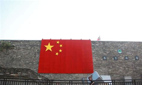 小网友留言 引发南京全城“护国旗”热潮 红色日历 雨花台烈士陵园