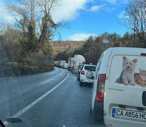 Извънредно Тежка катастрофа на Е 79 край Мездра пътят е затворен снимки