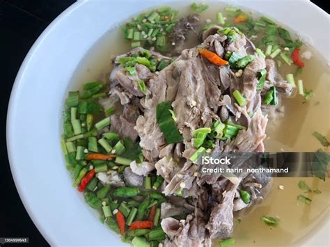 태국 스타일의 음식의 거대한 요리 돼지 갈비와 뜨겁고 매운 수프 매운 돼지고기와 돼지 뼈 수프 태국 관광객에서 매운 인기 있는 음식입니다 0명에 대한 스톡 사진 및 기타