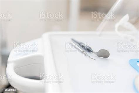 치과 의사 도구 프로브 및 거울 치과 진료소의 치과 성 도구 클리닉에서 치과 근무 치과 의사가 검사를 실시하고 결론을 내리는 사무실 건강관리와 의술에 대한 스톡 사진 및