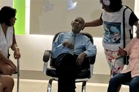Em Velório Inusitado Corpo De Idoso é Velado Sentado Em Goiás