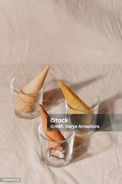 베이지 색 파스텔 배경에 유리에 다양한 아이스크림 와플 콘 0명에 대한 스톡 사진 및 기타 이미지 0명 개념 과일 Istock