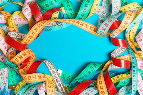 청록색 배경에 다채로운 측정 테이프의 힙으로 만든 프레임의 상단보기 디자인에 맞는 공간을 확보 가냘픈에 대한 스톡 사진 및 기타 이미지 Istock