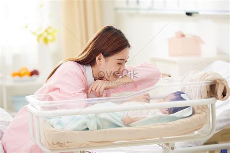 엄마와 아기의 따뜻한 상호 작용 사진 무료 다운로드 Lovepik