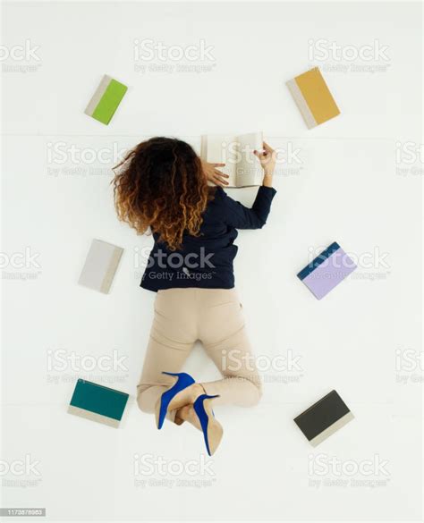 전체 길이바로 위 보기후방 보기뒤 3039 세 성인 아름 다운 곱슬 머리긴 머리 푸에르토리코 민족라틴 아메리카 와 히스패닉 민족