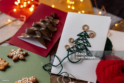 새해 또는 크리스마스 공예의 개념 천연 재활용 재료로 만든 수제 카드 위에 아니스 별이 있는 종이 전나무 드라이 감귤류 진저