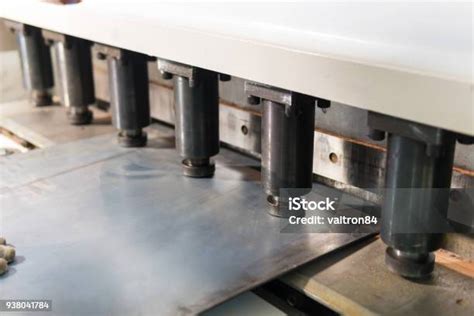 연산자 작업 잘라내기 및 높은 정밀도 금속 시트 벤딩 머신 Cnc 제어 금속 시트 공장에서 기계를 절곡 하 여 벤딩 금속 시트 강철에 대한 스톡 사진 및 기타 이미지