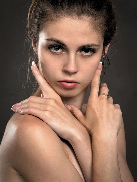 무료 이미지 사람 소녀 사진술 유행 말뿐인 헤어 스타일 눈썹 입 긴 머리 닫다 인간의 몸 흑발 얼굴 코 소유 피부 아름다움 손톱 오르간