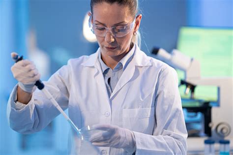 의학 연구를 하는 화학 실험실에서 피펫과 시험관을 가진 여자 40 44세에 대한 스톡 사진 및 기타 이미지 40 44세 Stem 주제 건강 검진 Istock