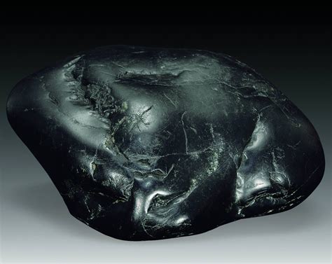 Чёрный нефрит: описание, свойства, кому подходит