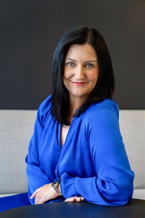 5 Tips On How To Look Approachable And Engaging In Your Business