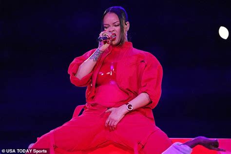 Rihannas Risky Show At The Super Bowl The Singer Grabs Her Crotch And Bottom Before Sniffing