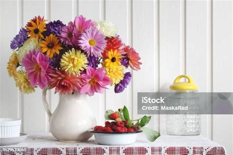 꽃과 열매가있는 가을 정물 주전자에 담긴 꽃다발과 오두막 내부의 그릇에 나무 딸기 0명에 대한 스톡 사진 및 기타 이미지 0명 가을 과꽃 Istock