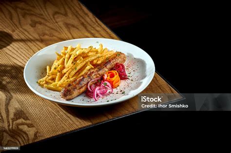 바이에른 고기 소시지와 감자 튀김 반찬 나무 배경에 접시에 양파 브라트부어스트 0명에 대한 스톡 사진 및 기타 이미지 0명 건강하지 못한 생활방식 고기 Istock