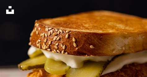 피클과 마요네즈를 곁들인 치킨 샌드위치 사진 Unsplash의 무료 프라이드 치킨 이미지