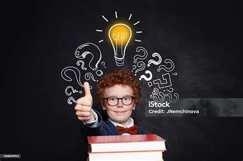 책을 들고 칠판 배경에 전구에 대한 엄지 손가락을 보여주는 스마트 아이 브레인스토밍 및 아이디어 컨셉 개념에 대한 스톡 사진 및 기타 이미지 Istock