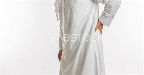 أمراض المفاصل و العضلات الاحساس بألم في العمود الفقري بورتريه لرجل