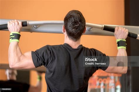 체육관에서 수평 막대를 당기는 선수 근육 피트 니스 남성 모델 강사에 대한 스톡 사진 및 기타 이미지 강사 건강한 생활방식 검은색 Istock
