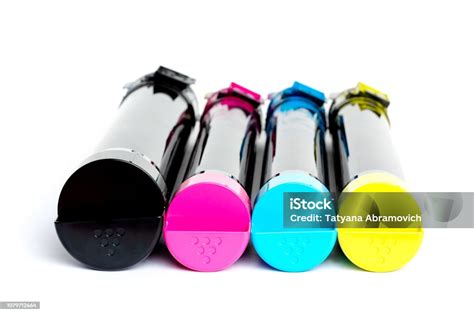 토너 카트리지는 컬러 레이저 프린터에 대 한 설정입니다 Printingon 흰색 배경에 대 한 장비입니다 0명에 대한 스톡 사진 및 기타 이미지 Istock