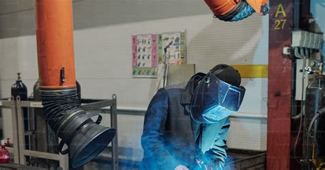 공장 작업장에서 거대한 철 산업 기계의 작업복 및 보호 마스크 용접 부품의 전문 용접기 사진 Unsplash의 노동 이미지