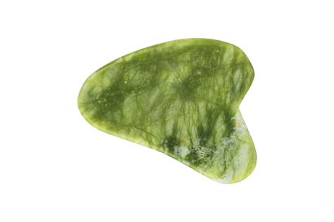 Gua Sha 마사지기는 배경에서 분리되어 있으며 얼굴과 몸 관리를 위한 녹색 옥석입니다 건강관리와 의술에 대한 스톡 사진 및 기타 이미지 건강관리와 의술 건강한 생활