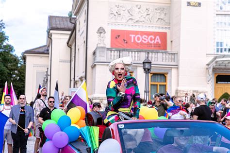 생동감 넘치는 의상을 입은 드래그 퍼포머가 등장하는 다채로운 프라이드 퍼레이드 지지자들과 무지개 깃발을 배경으로 다양성과 포용성을 즐겁게 축하합니다 Gay Pride