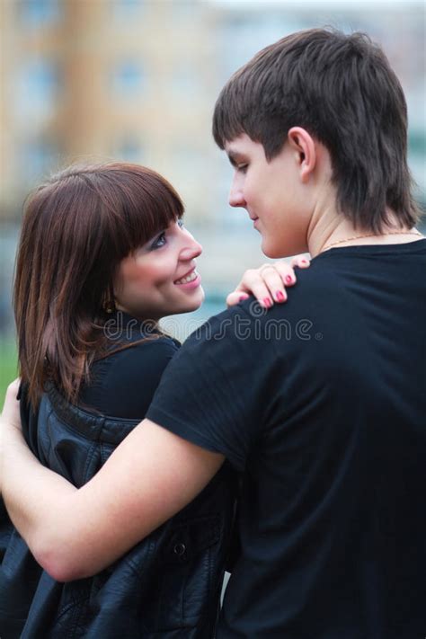 Pares Jovenes Felices Foto De Archivo Imagen De Muchacha