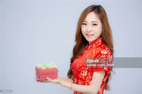 해피 네미 새해 아름다운 초상화 젊은 아시아 여성은 흰색 배경에 고립 된 빨간 선물 상자를 들고 소녀 미소와 현재 구매 휴일