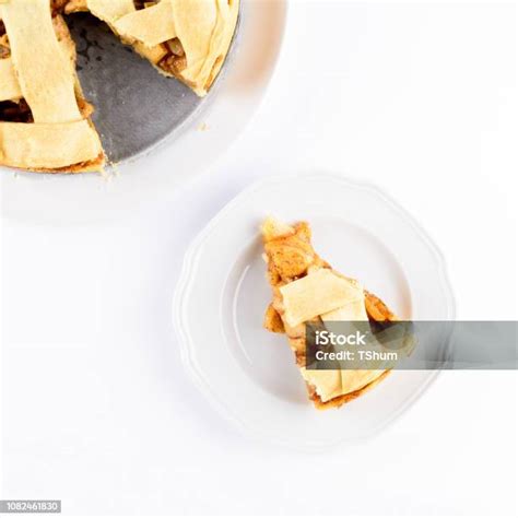 흰색 바탕에 절연 유리 아일랜드 머그잔에 커피 라 떼와 미국 애플 파이 0명에 대한 스톡 사진 및 기타 이미지 0명 갈색 거품 내기 Istock