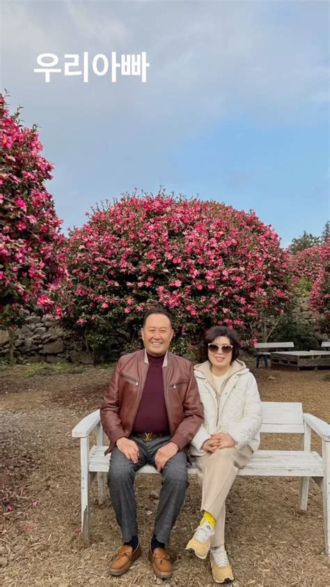 코코블랙 권영혜 ㆍ 행거샷 하나로 문의폭주했던 빨강니트 쁘띠한 스타일의 가디건으로 여리여리해보이고 여성스런가디건이에요 밝은빨강으로 더 화사해보이고 아이보리도 퓨어한