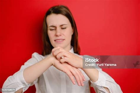 피부염과 옴의 징후 피곤 화가 젊은 여자의 측면보기 클로즈업 복사 공간 빨간색 배경에 고립 된 그녀의 손을 긁어 개념 피부 알레르기 선택적 초점 긁음에 대한 스톡 사진 및